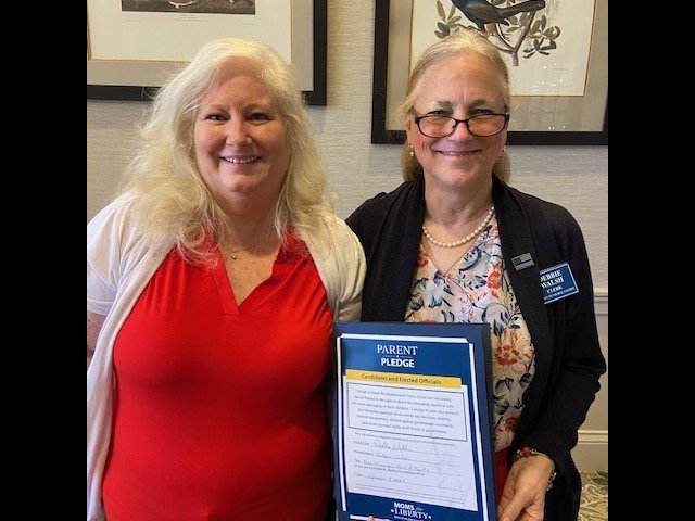 Debbie Walsh Signs Parent Pledge - Photo