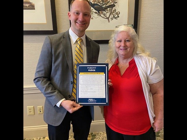 Greg Wheeler Signs Parent Pledge - Photo