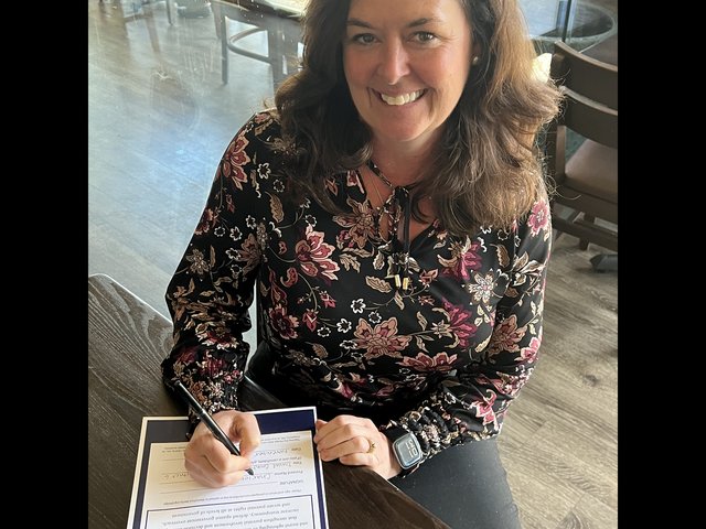 Joyce Signing - Photo